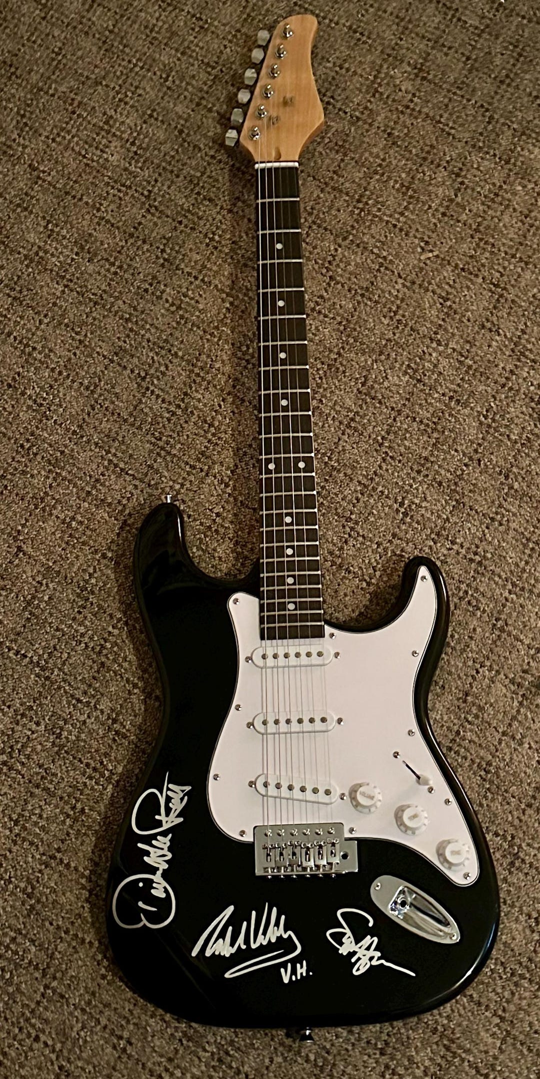VAN HALEN Signed AUTOGRAPHED Full Size Guitar ( Eddie , David and Sammy ...