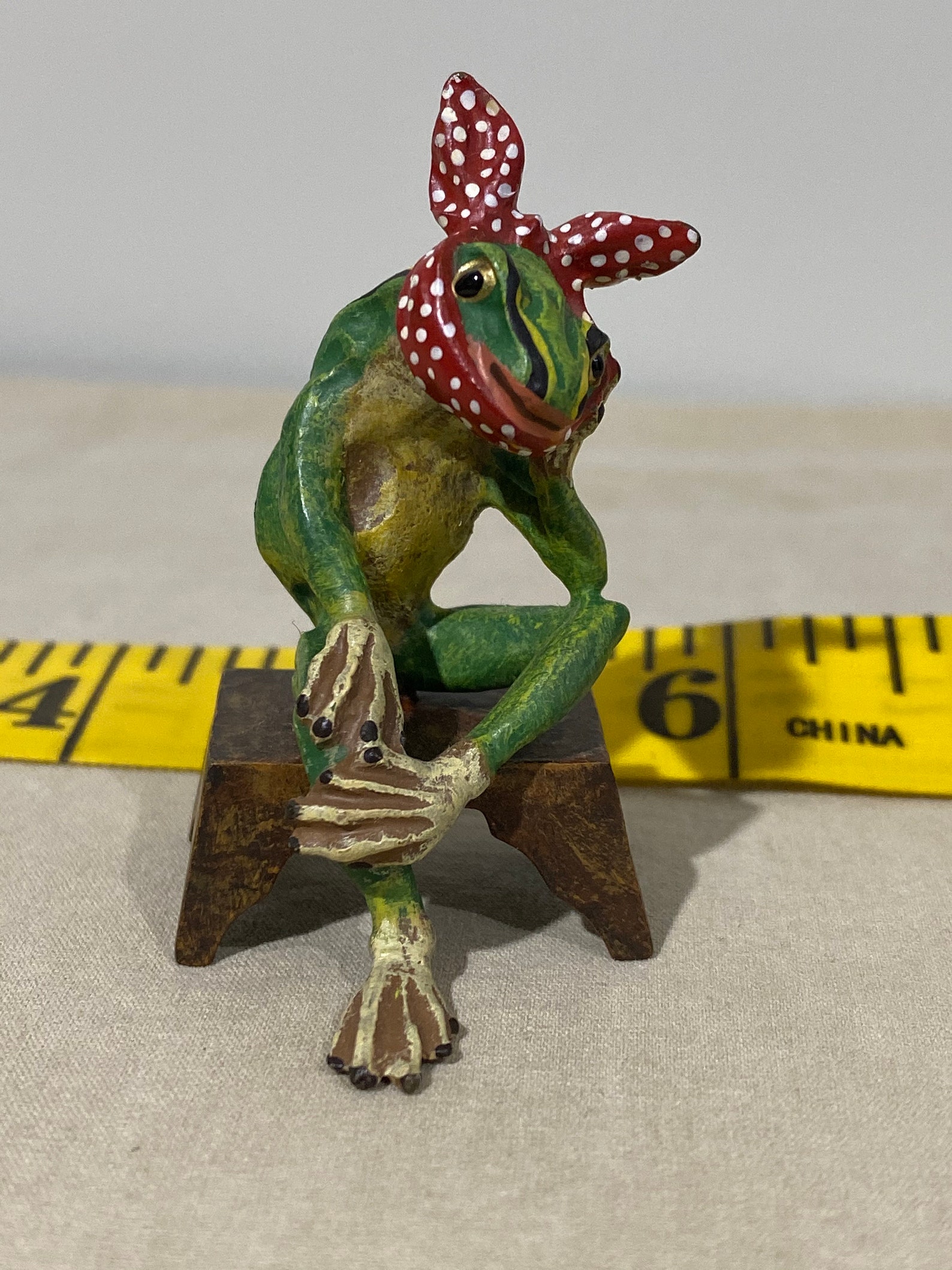 Austrian Bronze Toothache Frog Sitting on a Bench - Etsy.de