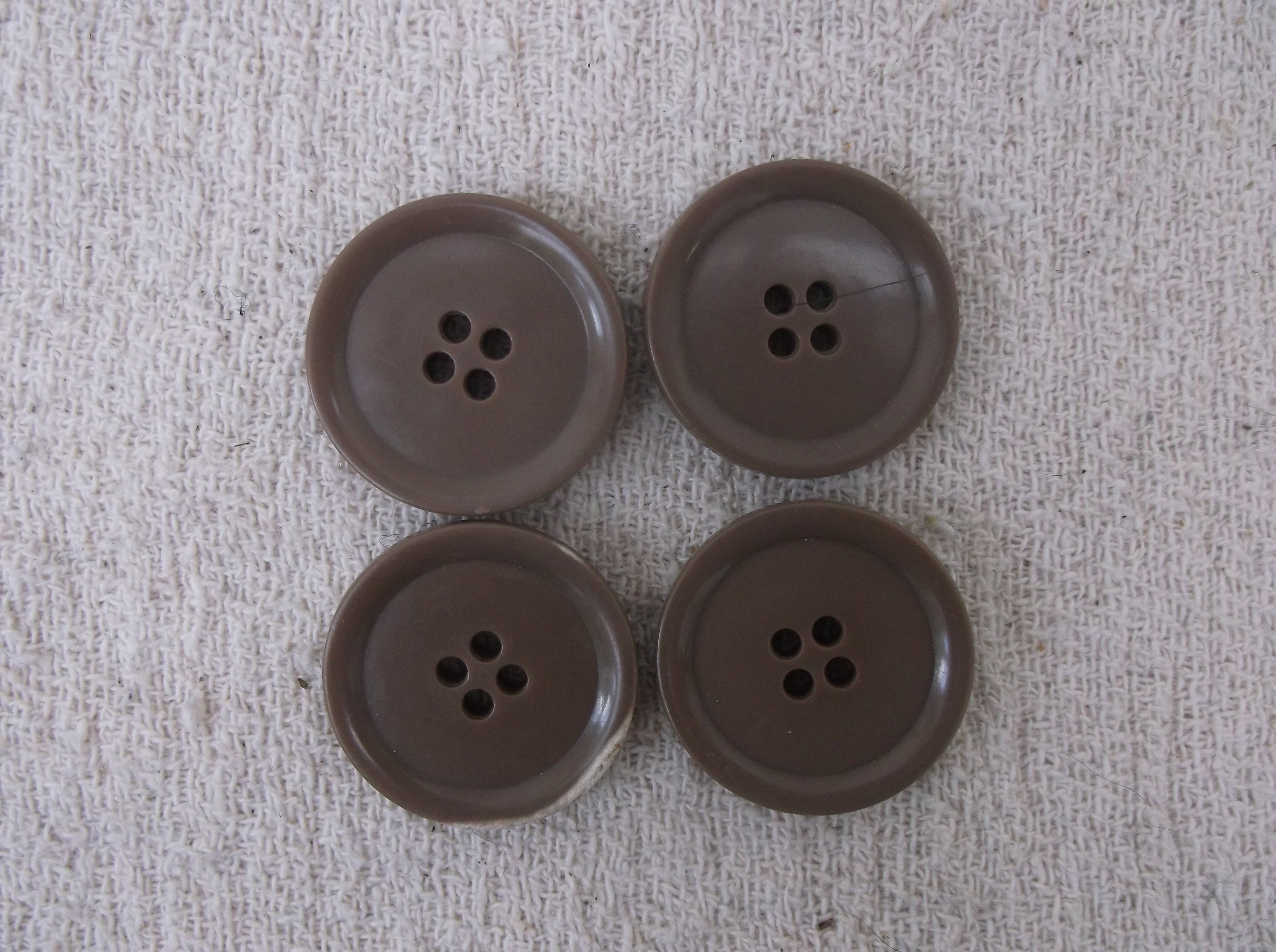 Botones de abrigo marrón, cuatro botones de agujero, botones planos ...