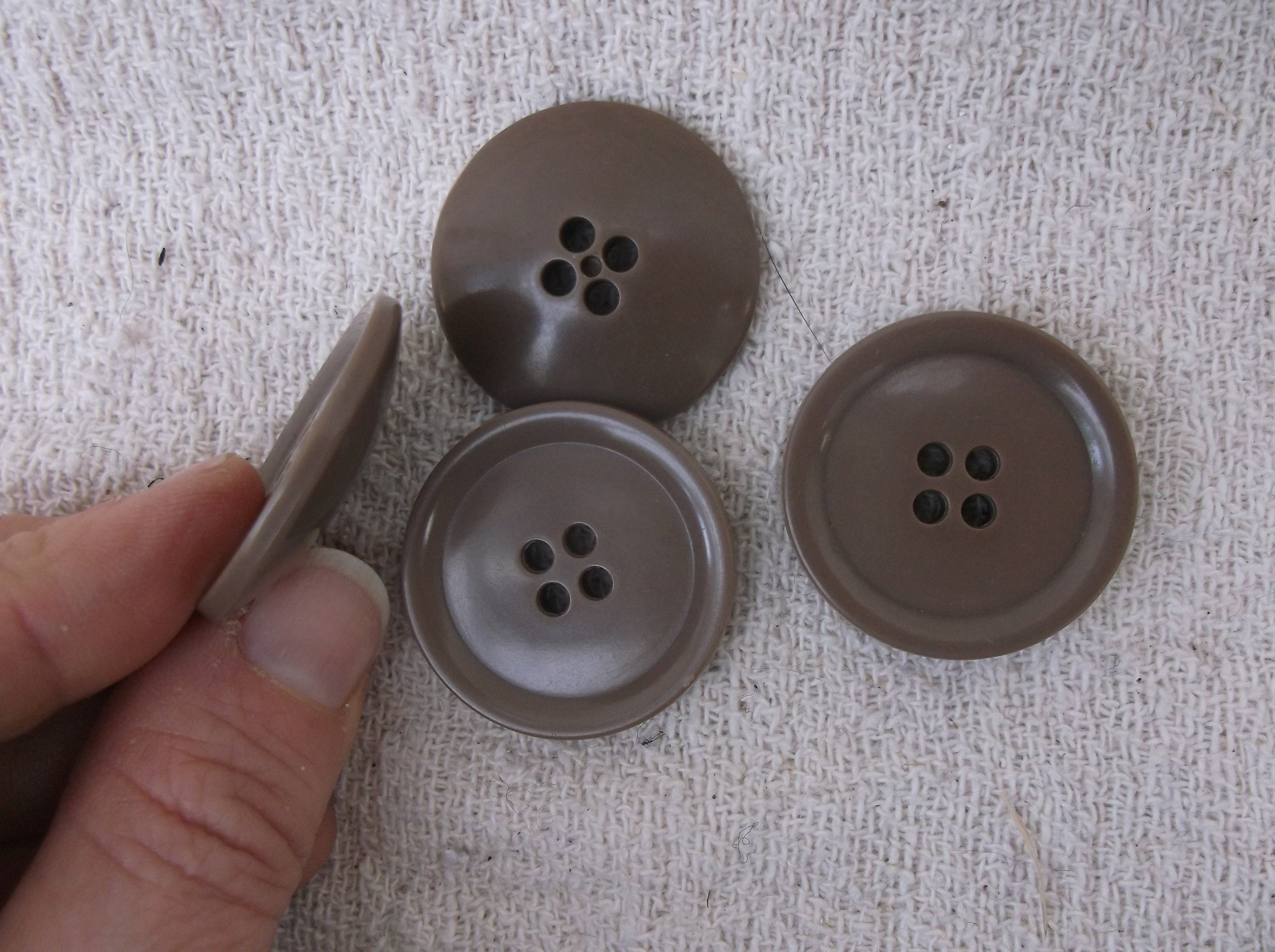 Botones de abrigo marrón, cuatro botones de agujero, botones planos ...