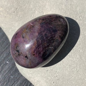 Hand Carved Ruby Egg With Natural Eye, 42.2g Qual Size, Ruby Gemstone ...