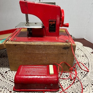 Electric Little Modiste Japan Vintage Sewing Machine Boxed Battery Red ...