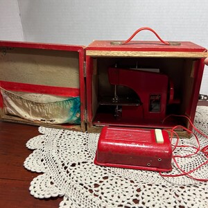Electric Little Modiste Japan Vintage Sewing Machine Boxed Battery Red ...