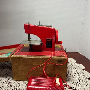 Electric Little Modiste Japan Vintage Sewing Machine Boxed Battery Red ...