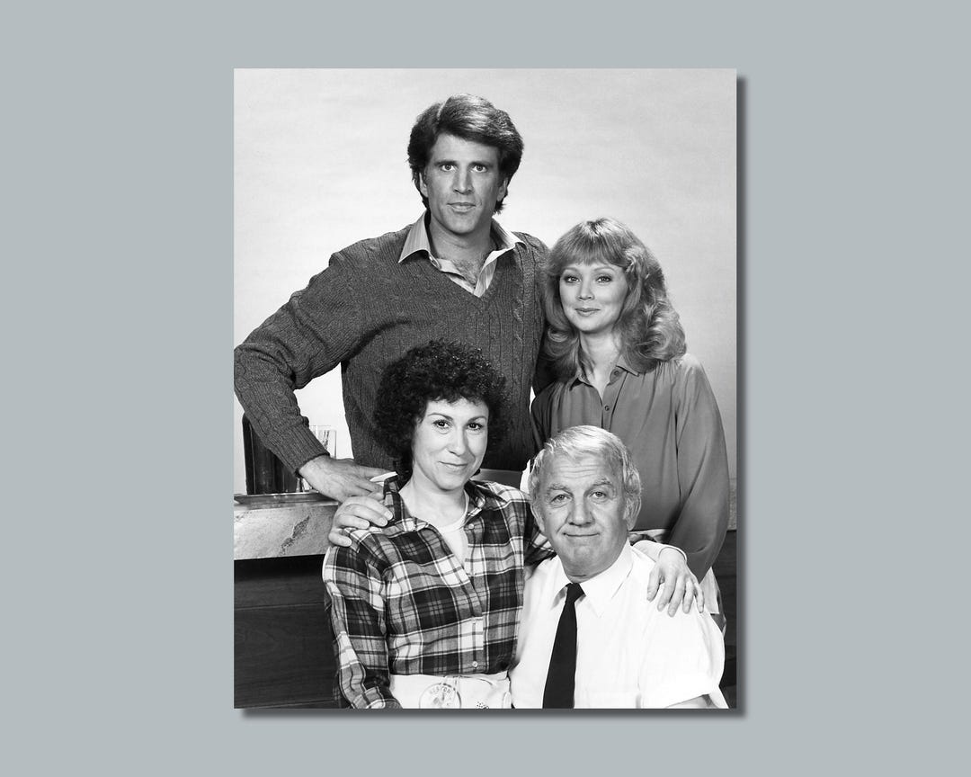 CHEERS Cast Photo Picture Sam, Diane, Carla & Coach TV Boston Bar ...