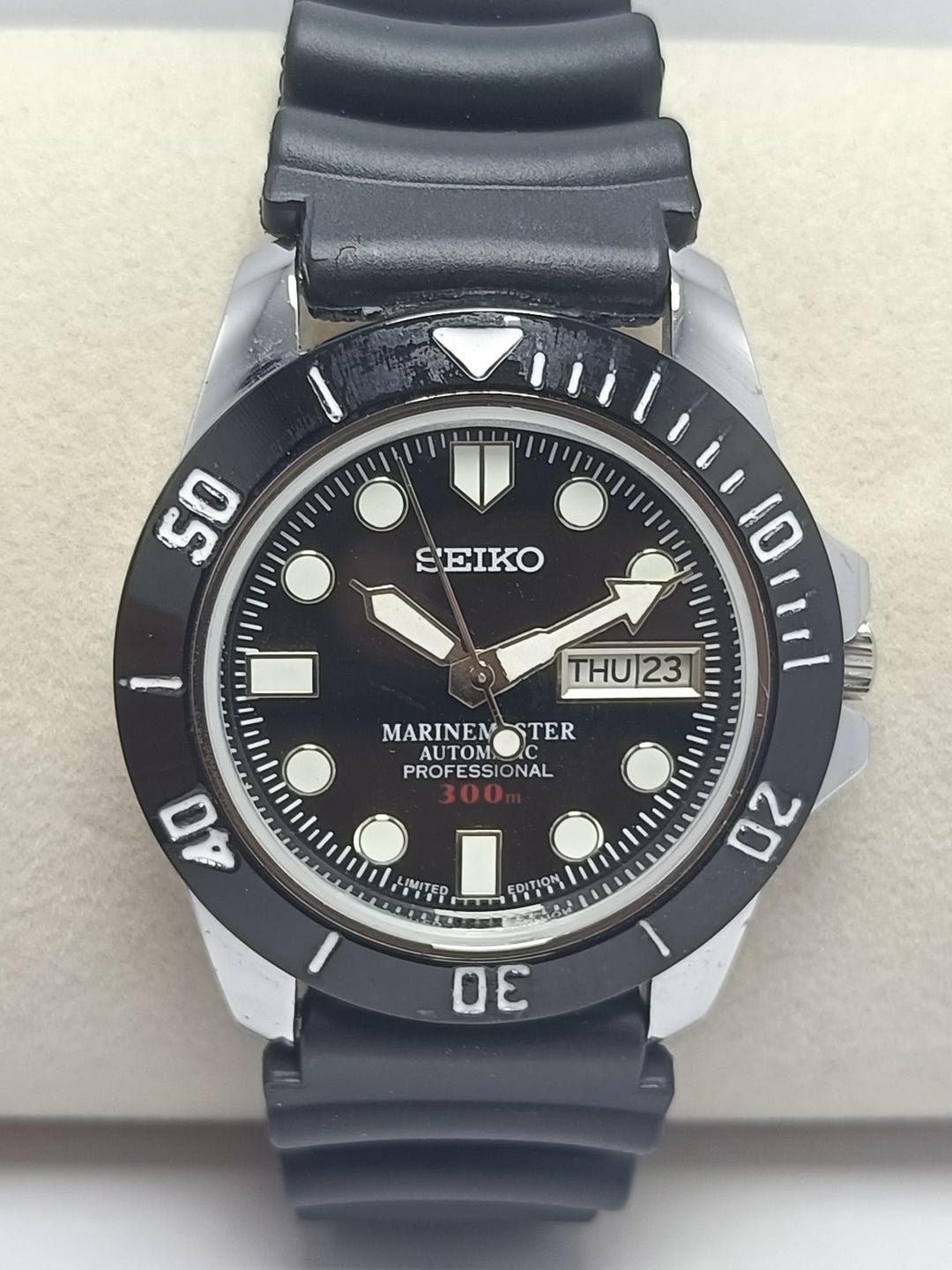 Refurbished Seiko Rotating Bezel Luminous Indices Black Dial Day&date ...