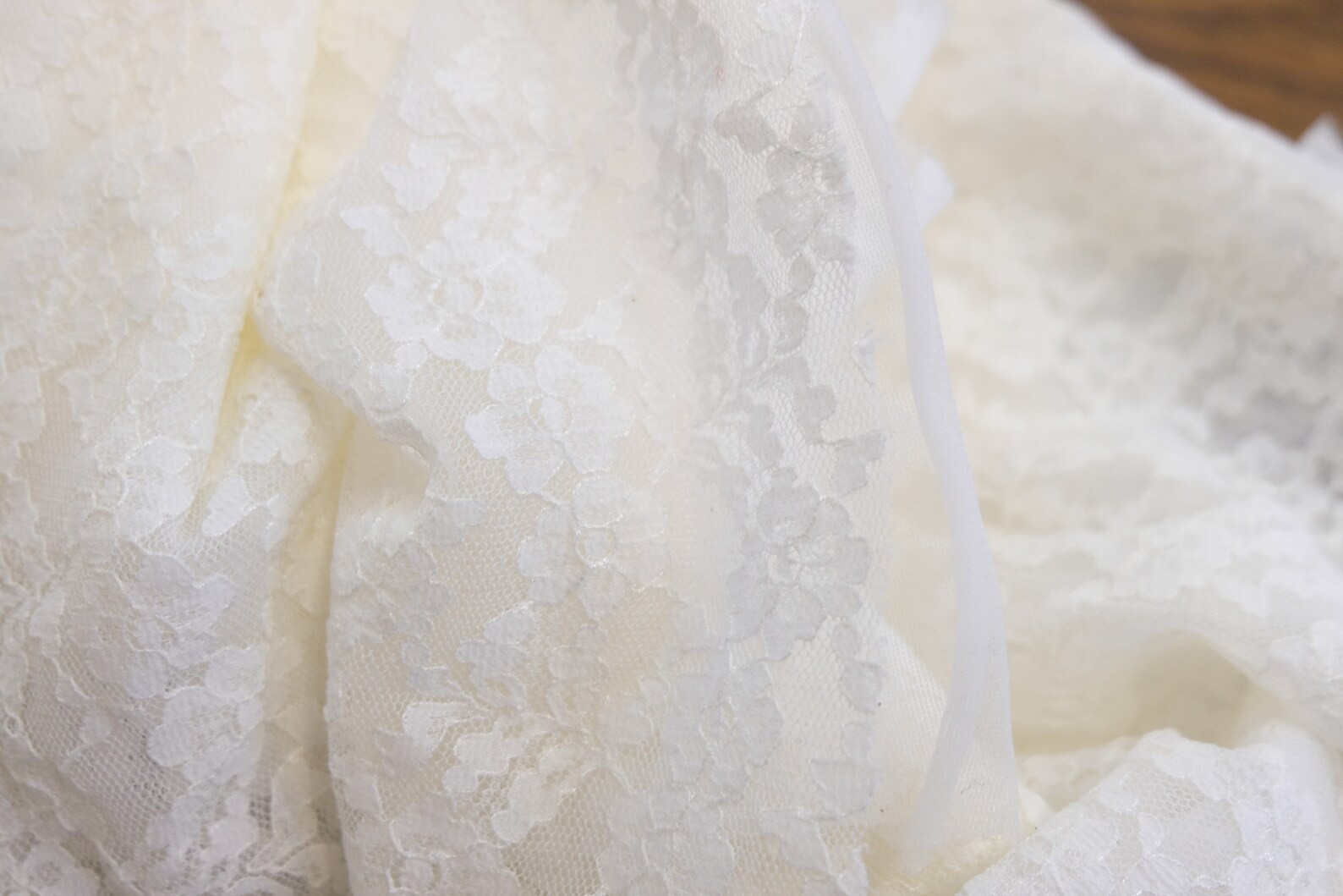 Encaje blanco ligero vintage de 1970 con lencería de respaldo de nylon ...