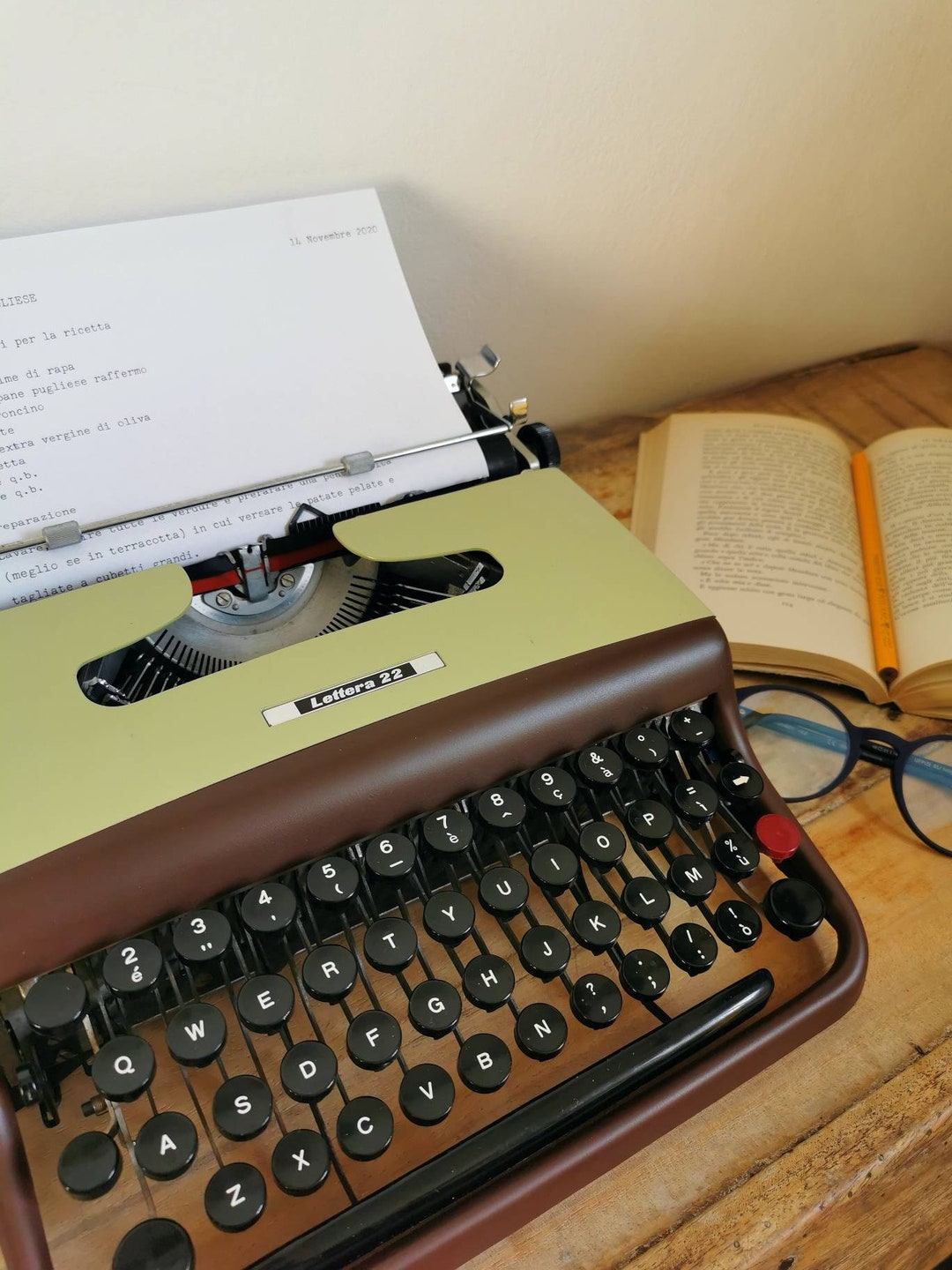 OLIVETTI LETTER 22 first Version Typewriter Chocolate / Original Green ...