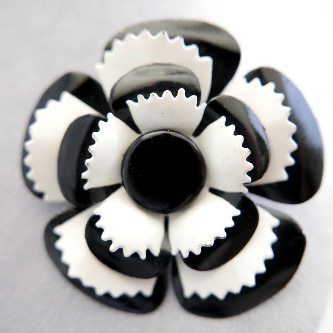 Vintage Daisy Brooch Pin 1970s. Black and White Enamel Brooch Pin ...