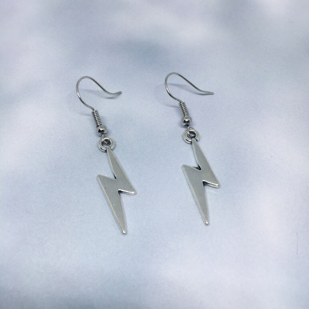 Aretes con dije de rayo - Etsy España