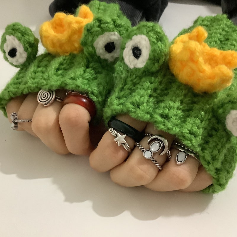 Knitted Gloves Frog - Etsy UK