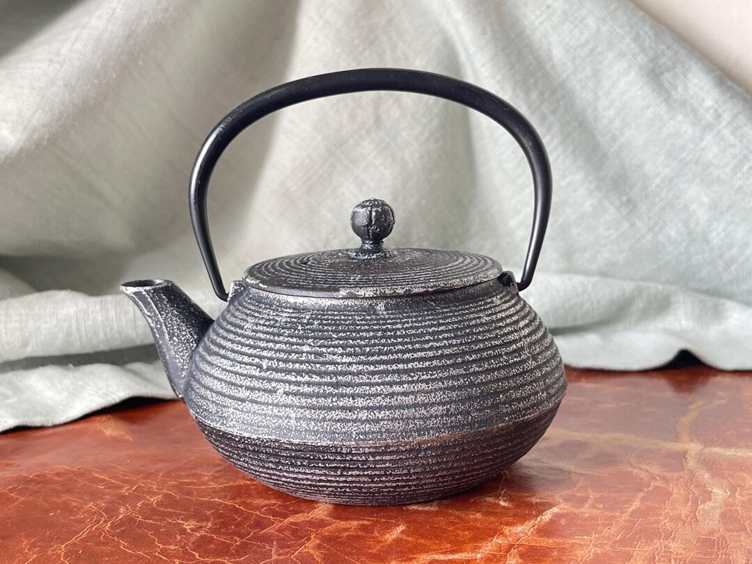 Japanese Cast Iron Iwachu Ironware Teapot Tetsubin Black and Silver Ribbed Design Teapot 20 Oz ...