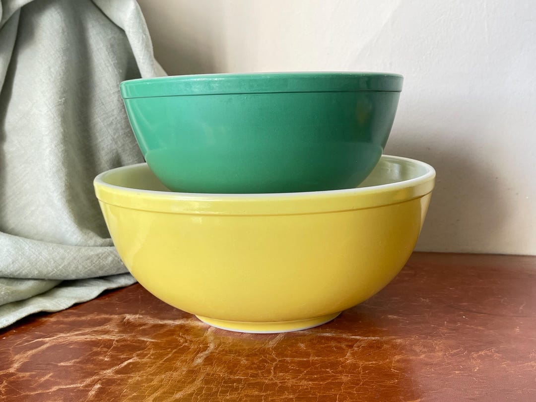 Vintage 1940’s Pyrex Primary Color Mixing Nesting Bowl Set of 2 Yellow ...