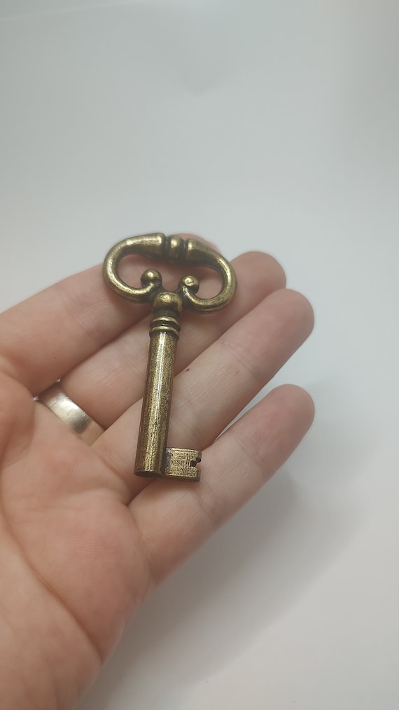 Vintage solid brass ornate key,collectable key,pendan… - Gem