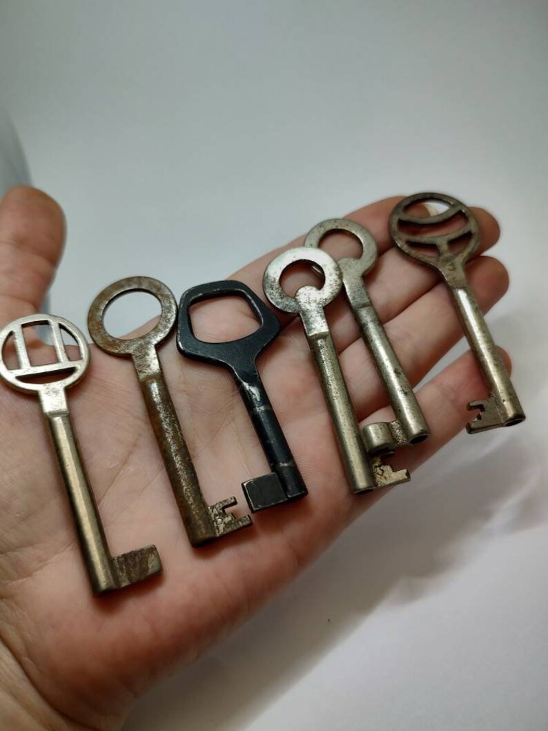 Bunch of Old Keys,vintage Metal Keys - Etsy