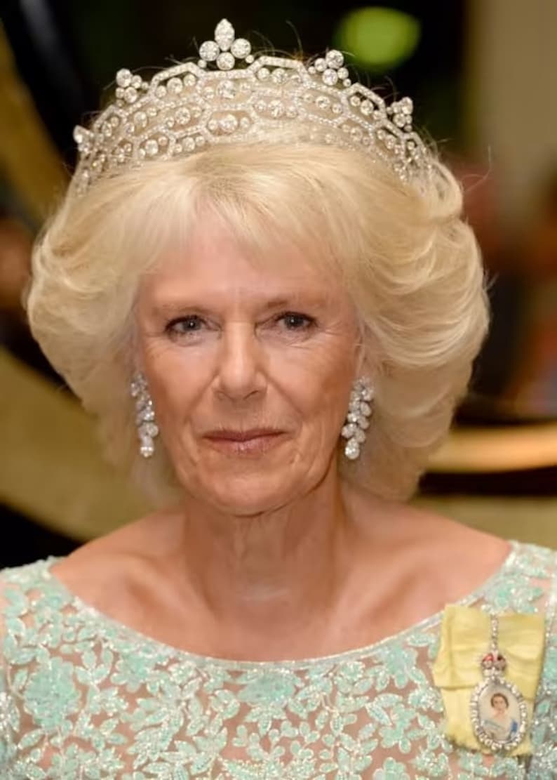 Queen Elizabeth 2 Oval Royal Order Charm/royal Replica - Etsy UK