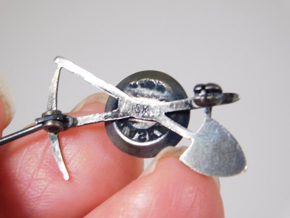 Pin brooch Alaska mining pan pick an shovel 10 K gold… - Gem