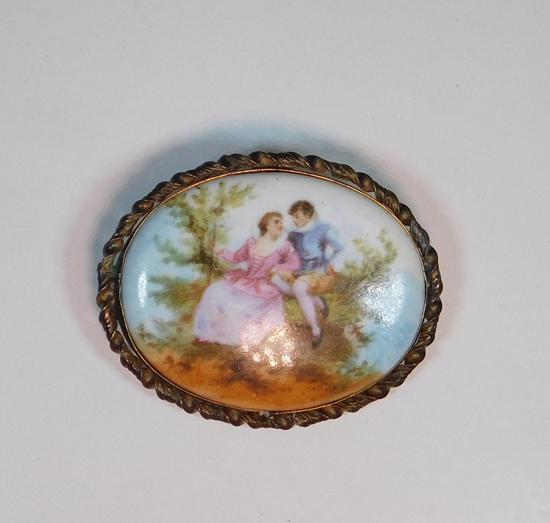 Brooch With Courting Couple on Porcelain With Twisted Wire Frame Gold ...