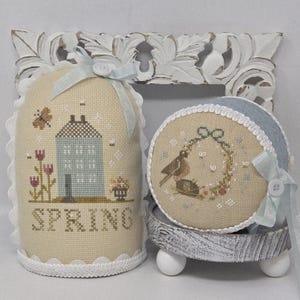 Brenda Gervais Cross-stitched HELLO SPRING Motif Stand-up on 14 Count ...