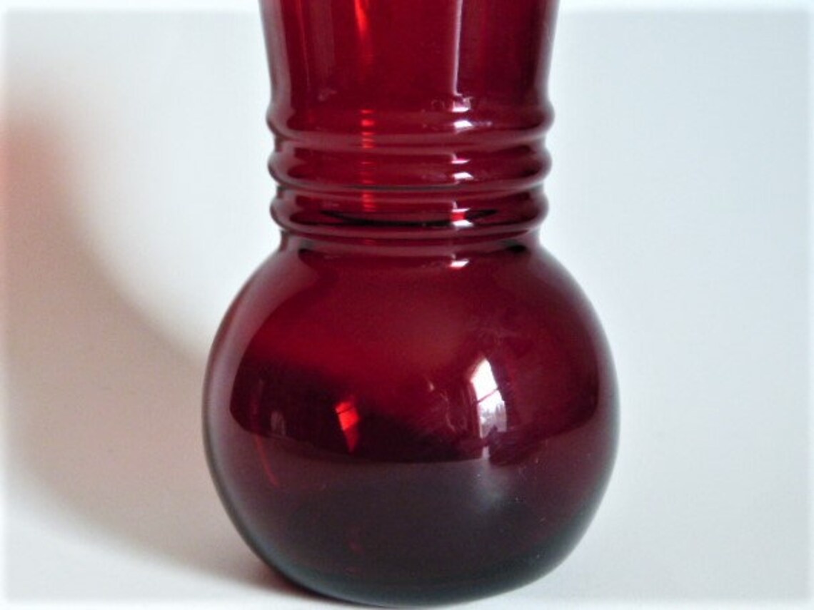 ANCHOR HOCKING Royal Ruby Red Vase Flared Bulb Base Ringed Neck 6” X 3 ...