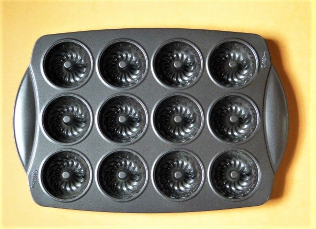 WILTON Oven Gourmet Mini Fluted Pan 12 Cavity Black Non-stick ...