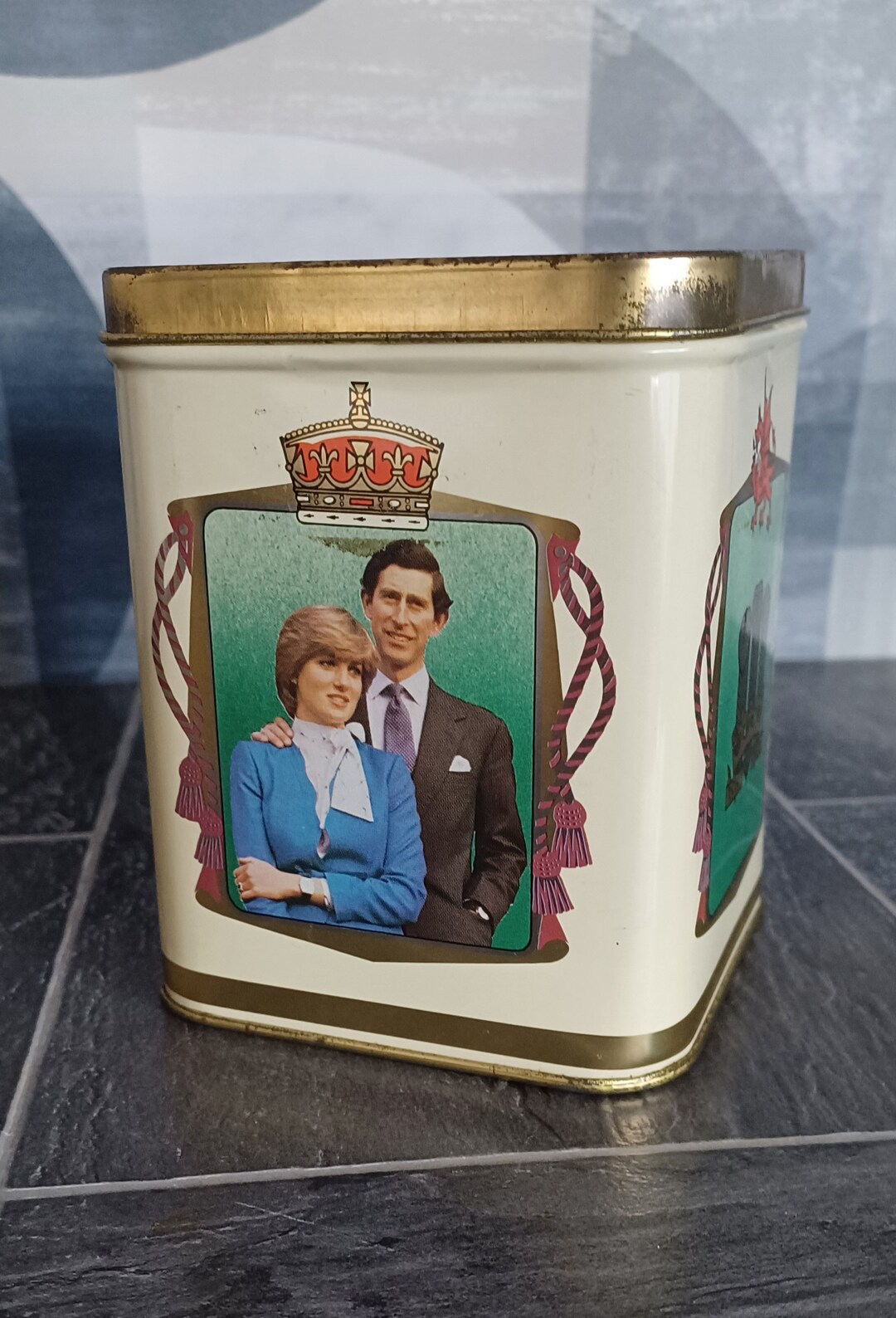 Commemorative Royal Wedding Tin Prince of Wales & Lady Diana Spencer ...