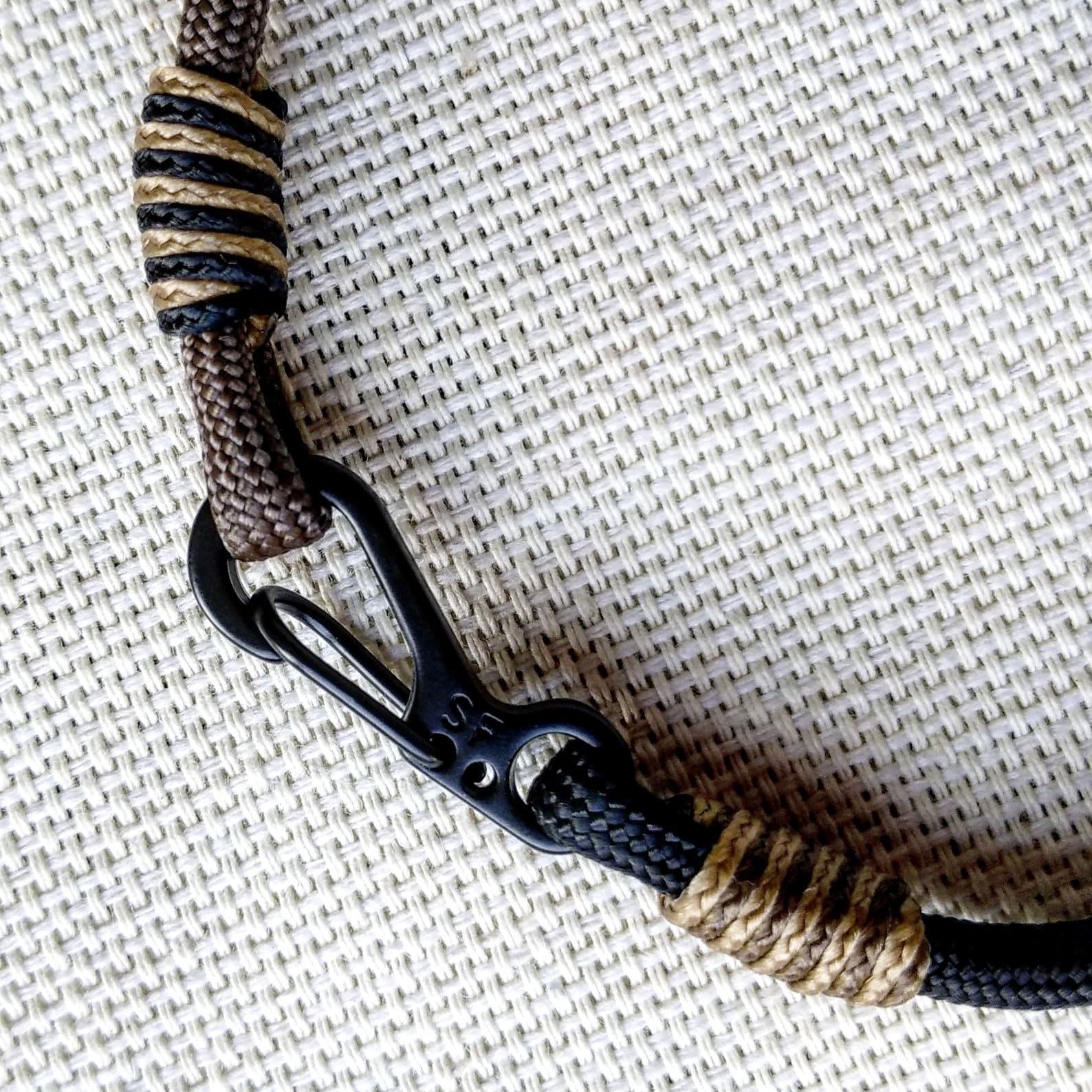Viking Paracord Bracelet: Celtic Knot Carabiner, Scratch Resistant Rope ...