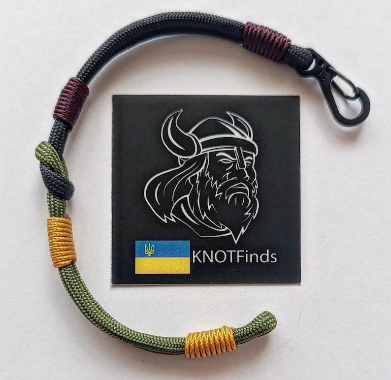 Thin Paracord Bracelet. Luxury Color of the Bracelet. Enchanting Mood ...