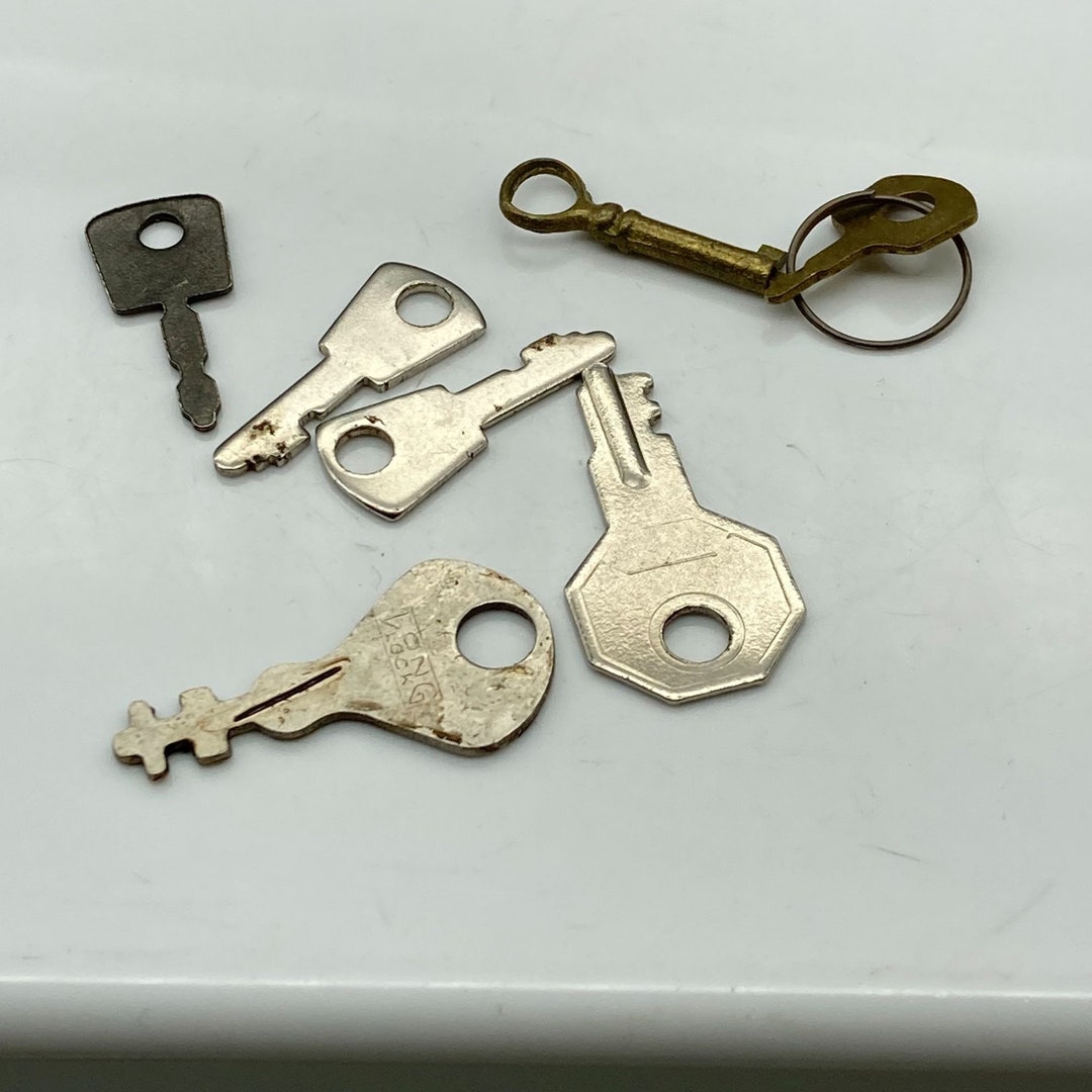 Vintage Keys Lot, Craft or Collectors Bundle of 7, Repurpose, Recycle ...