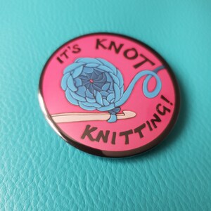 Crochet Button Badges, Crocheter Knot Knitting Badge, Pink Crochet Pins ...