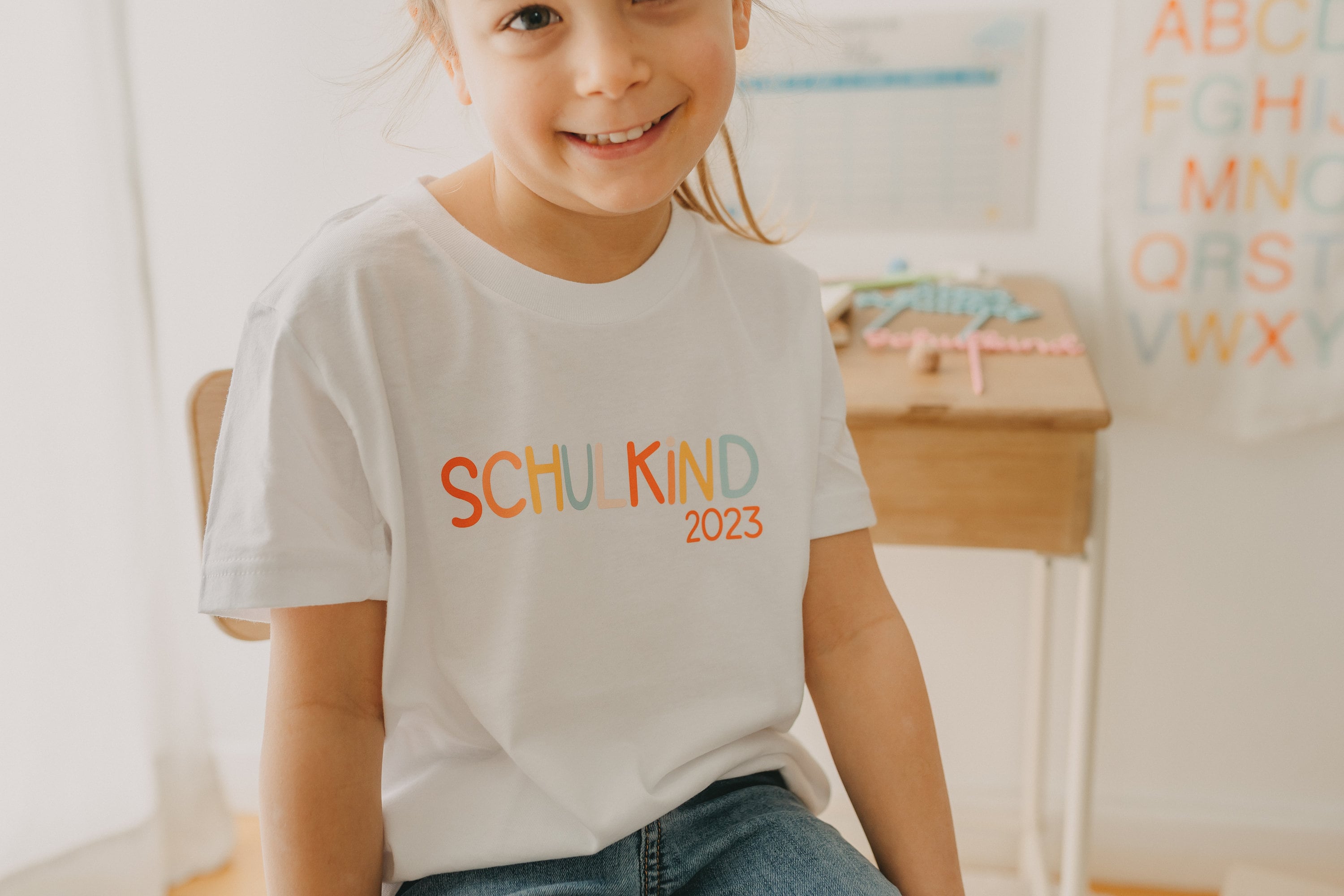 Schulkind T-Shirt zur Einschulung mit Name & Jahreszahl in - Etsy.de