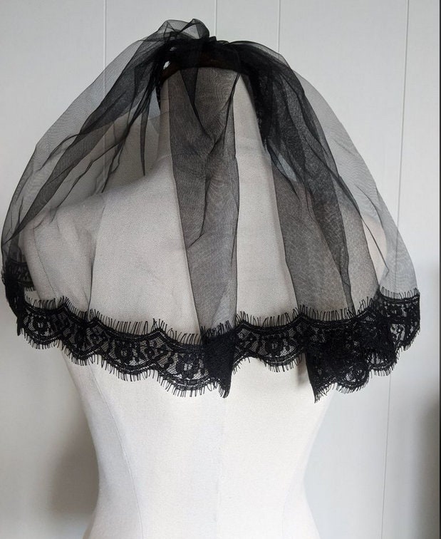 GOTHIC BLACK VEIL Black Mesh Net and Lace Short Length Veil With ...