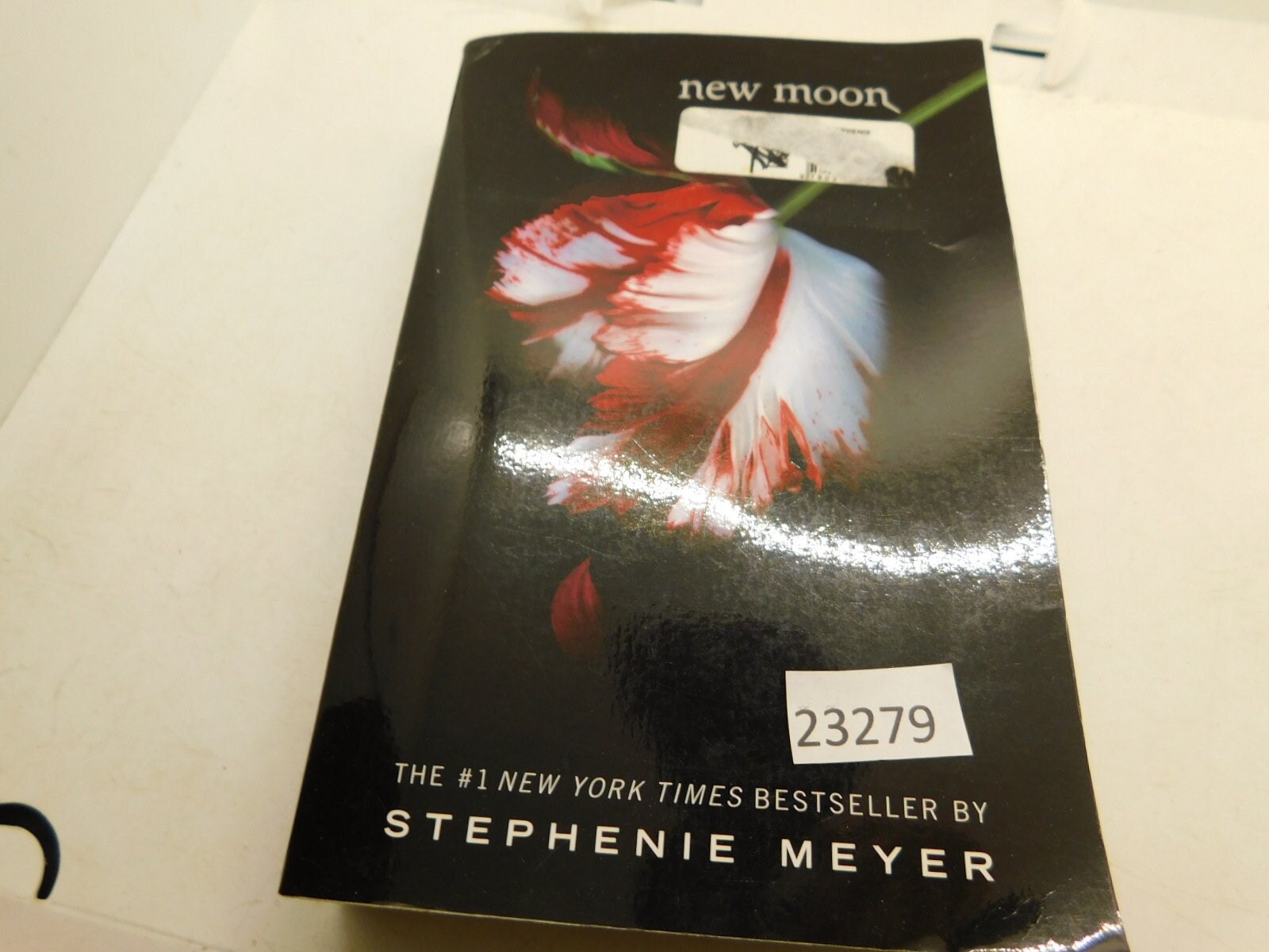 Twilight New Moon Book Cover