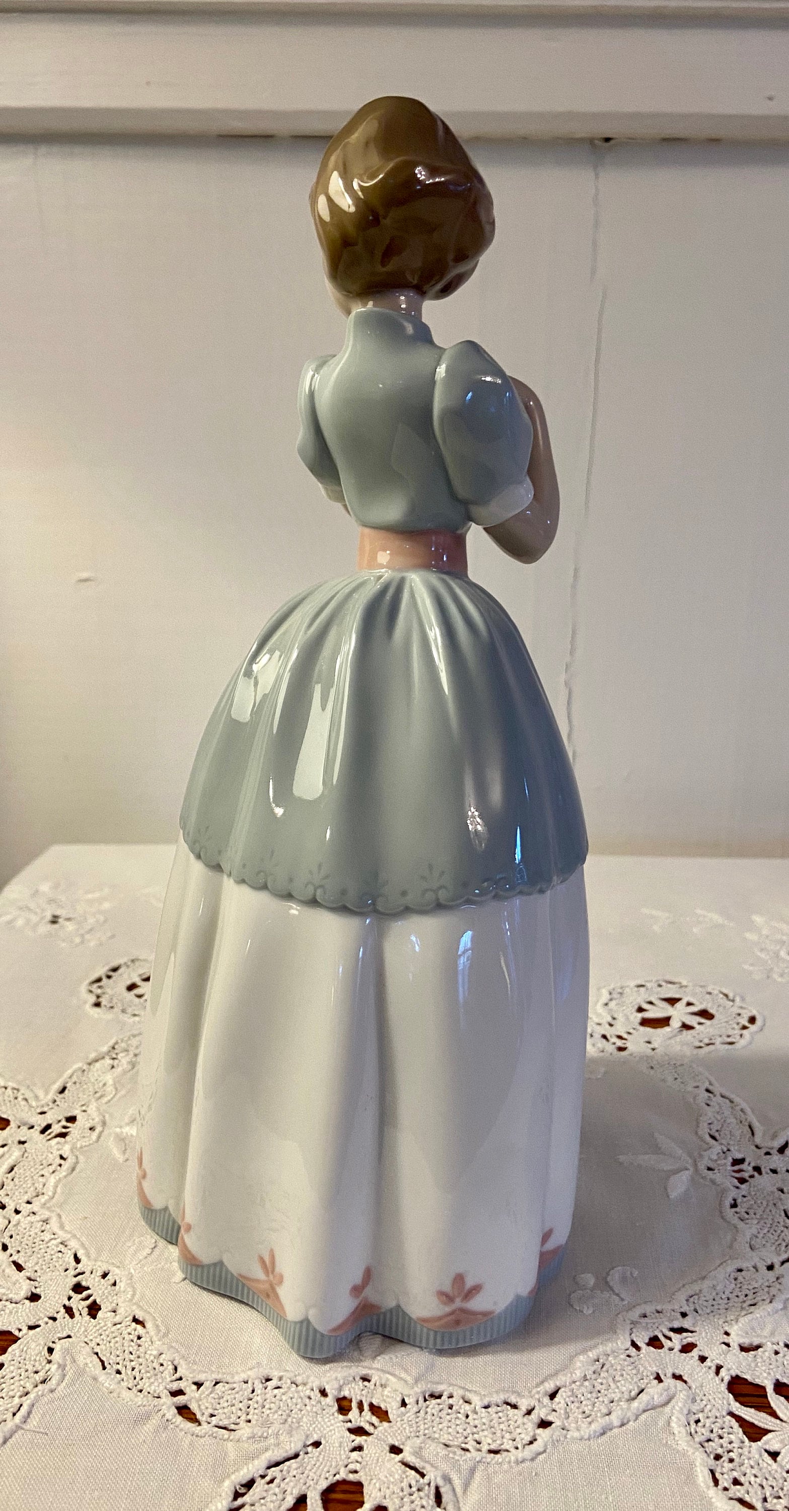 Vintage Lladro A Proper Pose Porcelain Figurine in Original Box Made in ...