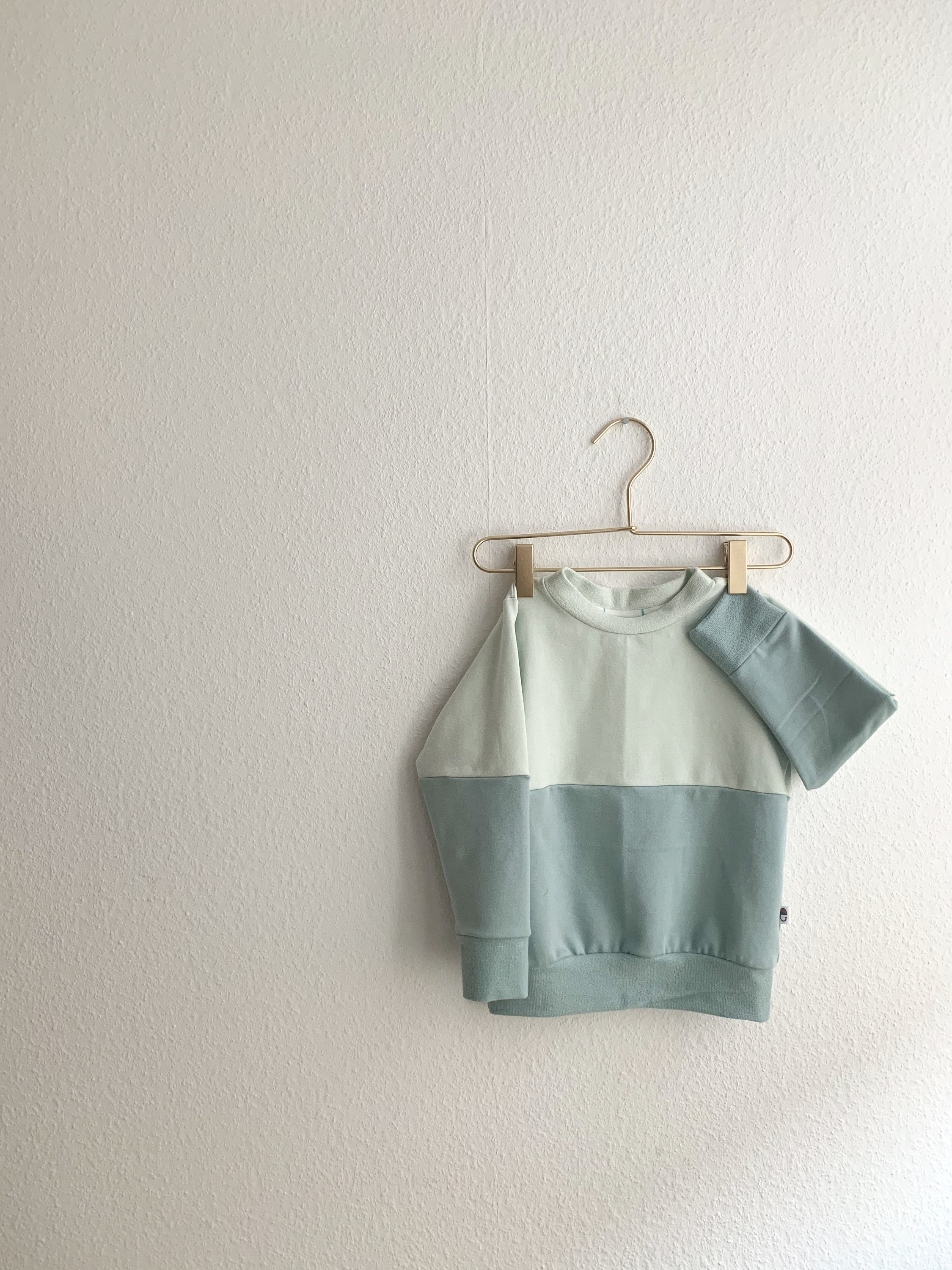 Pull color block pastel en menthe poussiéreuse et bleu gris craie ...
