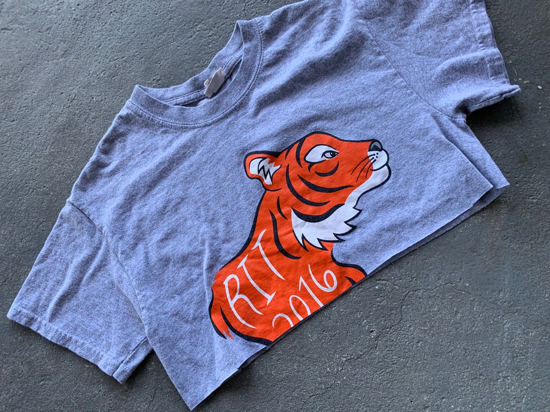 Cropped Rochester Institute of Technology T Shirt!! RIT Shirt Gift - Etsy