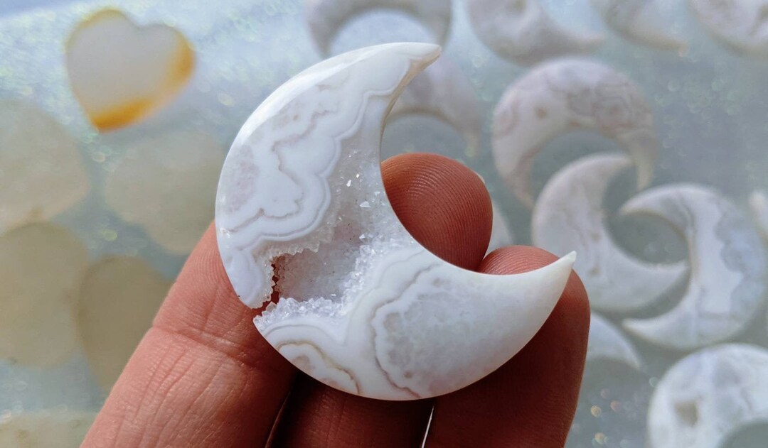 White Lace Agate Crescent Moon: Druzy Crystal Carving - Etsy
