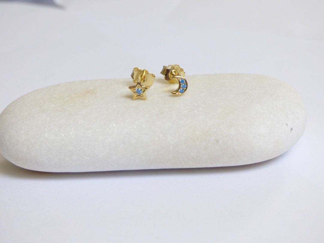 Oro chapado en oro 925 Sterling Silver Blue CZ Moon & Star Stud Aretes ...