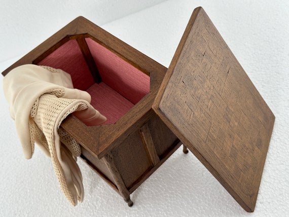 Beautiful wooden glove box with a beautiful inside li… - Gem