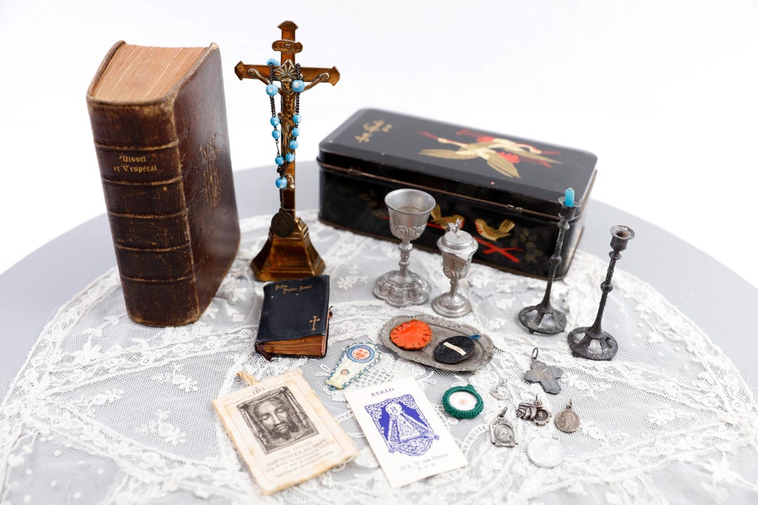 Caja con numerosos objetos religiosos, kit de misa cristiana portátil ...