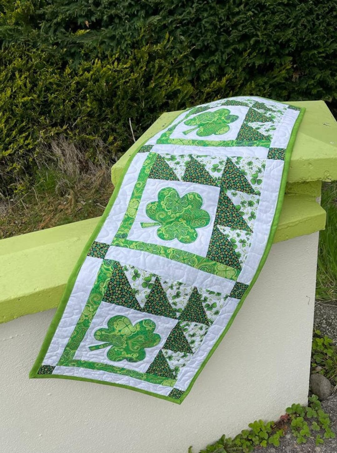 Shamrock Table Runner Pattern, Irish Pattern for St Patricks Day or ...