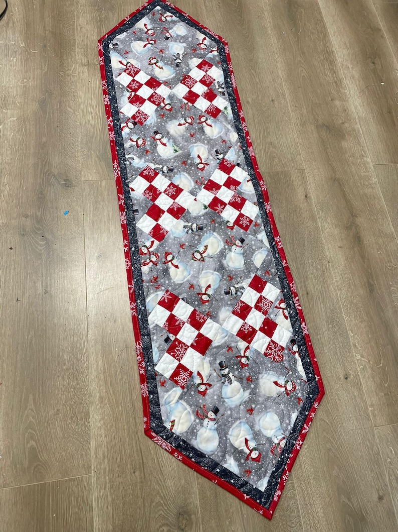 Snowy Christmas Table Runner Pattern for Feature Fabric PDF - Etsy