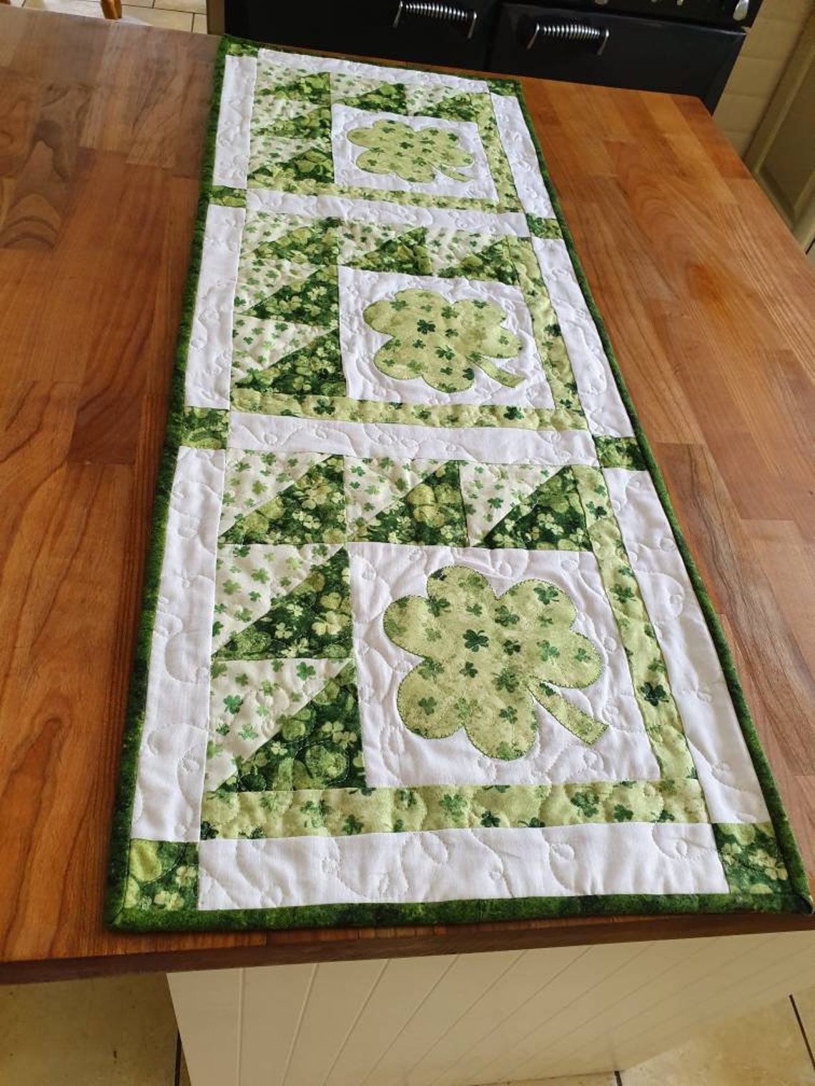 Irish shamrock table runner Pattern with full size wooden | Etsy