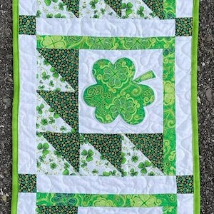 Shamrock Table Runner Pattern, Irish Pattern for St Patricks Day or Irish Celebration Digital ...