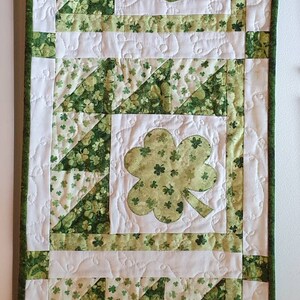 Irish shamrock table runner Pattern with full size wooden | Etsy