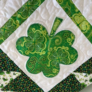 Shamrock Table Runner Pattern, Irish Pattern for St Patricks Day or ...