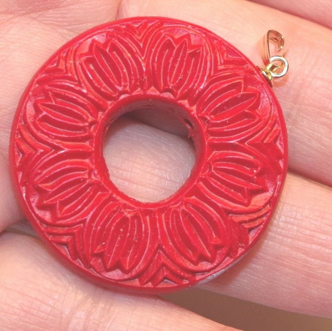 14k Gold Carved Cinnabar Lacquer Circle Pendant - Etsy