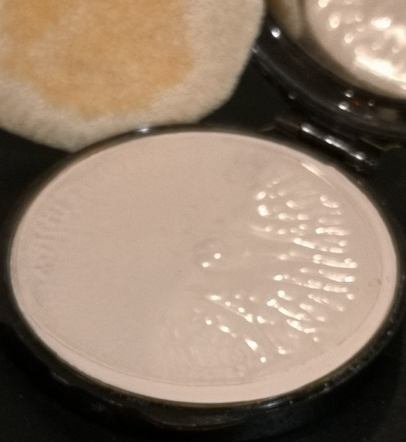 Vintage 1950s Hazel Bishop Pressed Face Powder Compac… - Gem