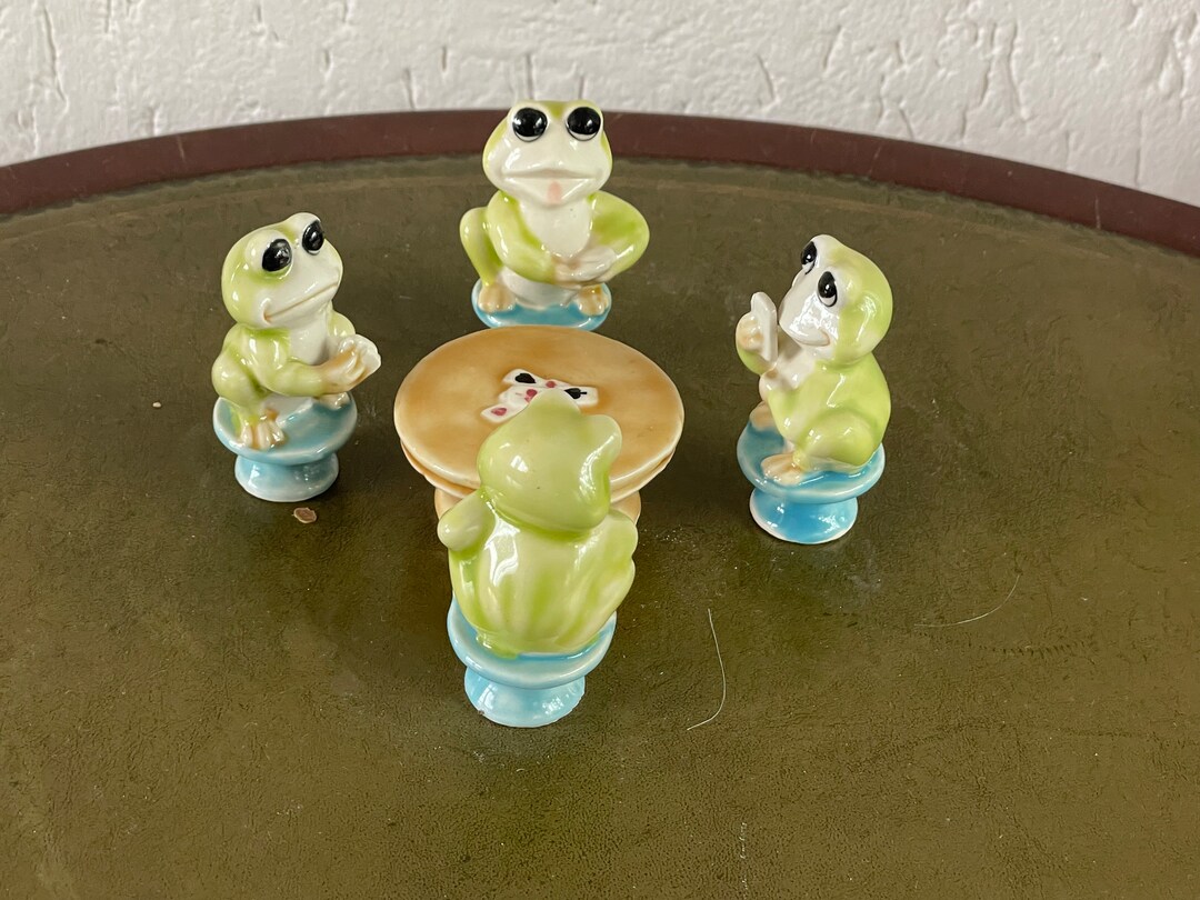 Sculpture Group of Frogs Playing Cards Bridge Klaverjacks Ceramic Table ...
