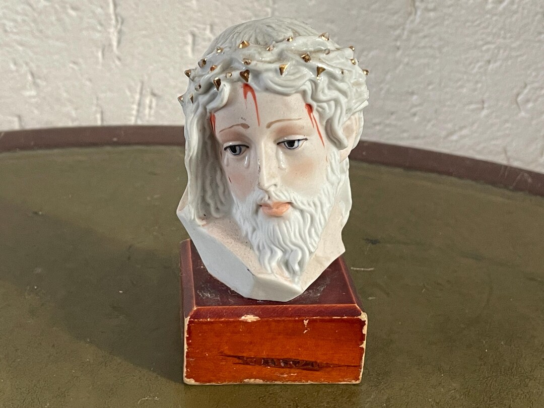 Beeldje Christus Met Doornen Kroon - Porselein Op Houten Sokkel. Ca. 10 ...